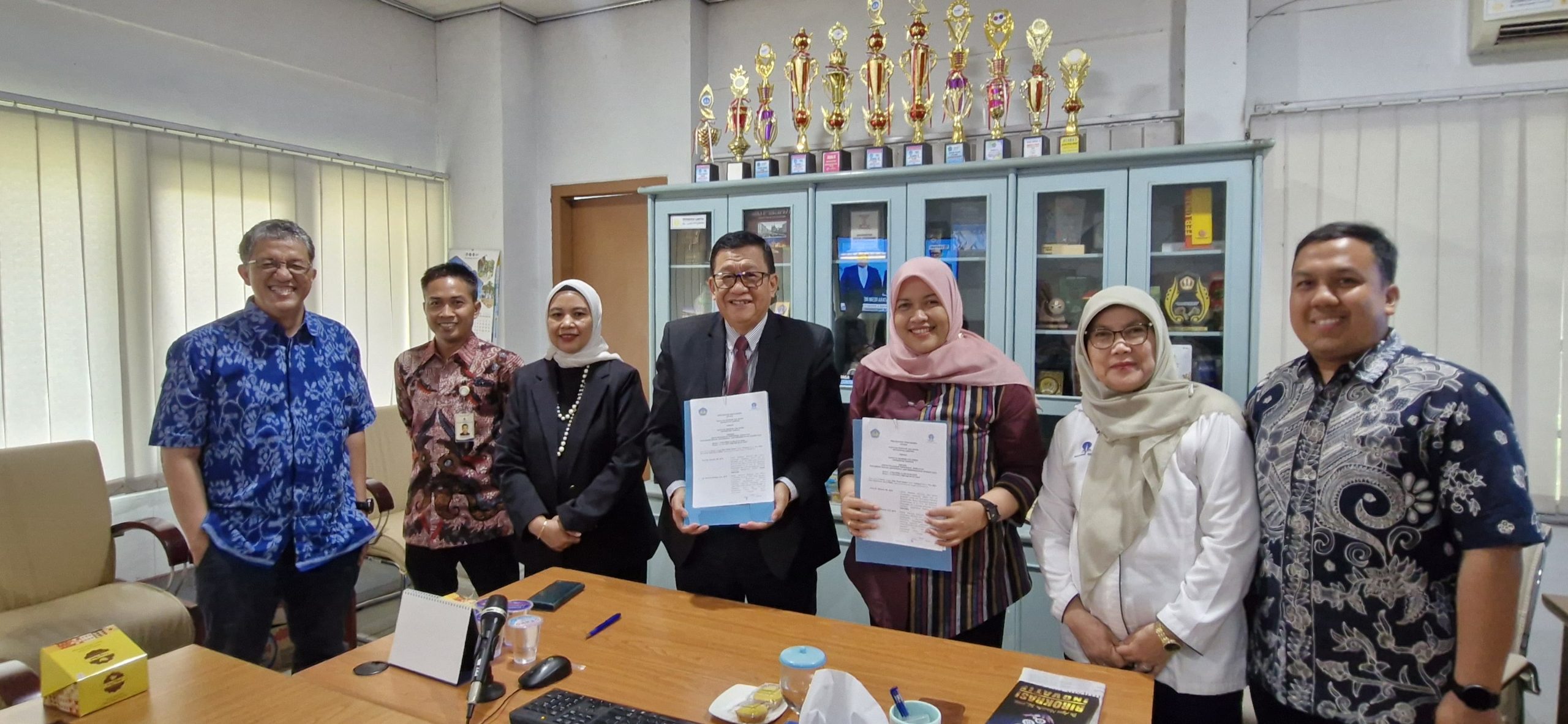 Perkuat Sinergi Akademik, FEB UT dan FEB UNILA Jalin Kerja Sama ...